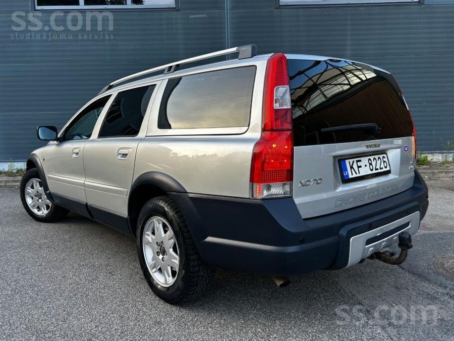Grey Volvo XC70 2006 in Riga, with an engine capacity of 2.40 L and mileage of 345 thousand km for 3990 €, photo 4 on AUTOMOTO.COM.LV