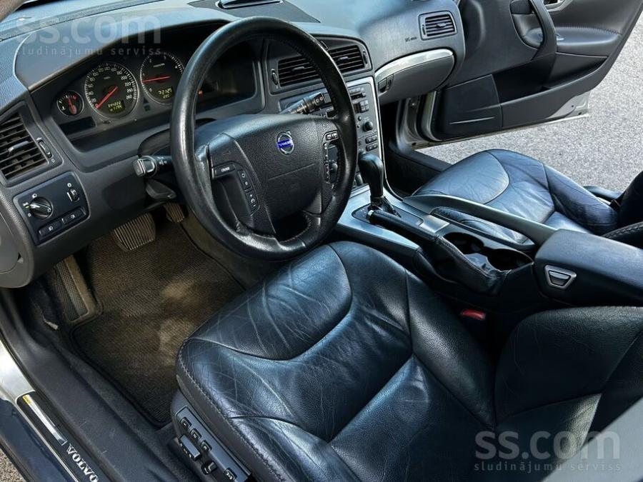 Grey Volvo XC70 2006 in Riga, with an engine capacity of 2.40 L and mileage of 345 thousand km for 3990 €, photo 7 on AUTOMOTO.COM.LV