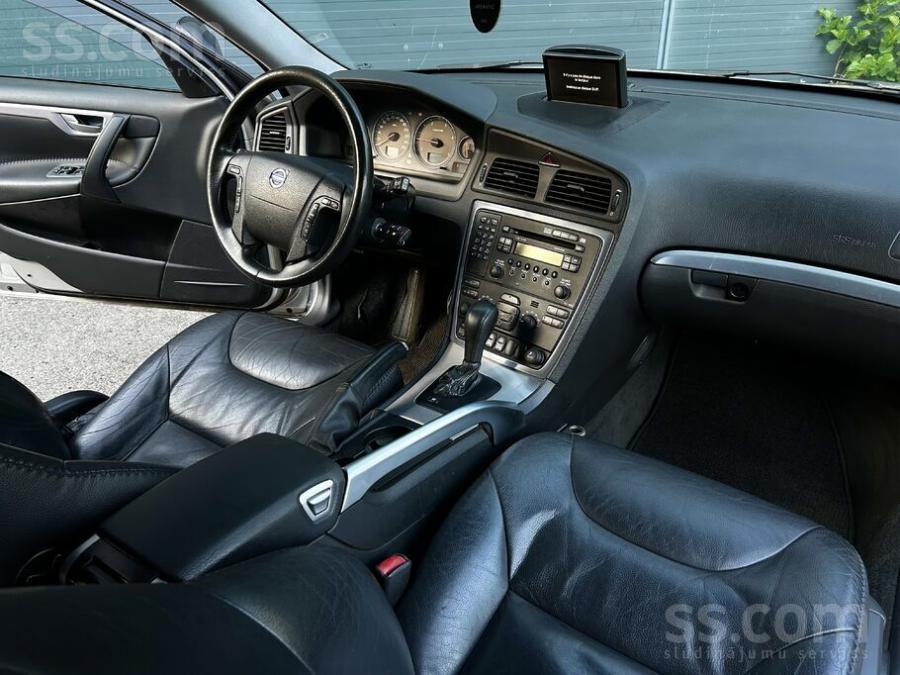 Grey Volvo XC70 2006 in Riga, with an engine capacity of 2.40 L and mileage of 345 thousand km for 3990 €, photo 8 on AUTOMOTO.COM.LV