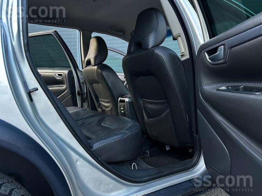 Grey Volvo XC70 2006 in Riga, with an engine capacity of 2.40 L and mileage of 345 thousand km for 3990 €, photo 9 on AUTOMOTO.COM.LV
