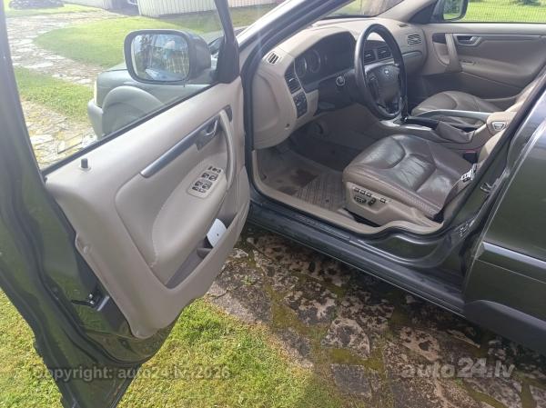 Pelēks Volvo XC70 2006 Pērnava, ar dzinēja tilpumu 2.40 L un nobraukumu 357 tūkst. km par 3100 €, foto 9 vietnē AUTOMOTO.COM.LV