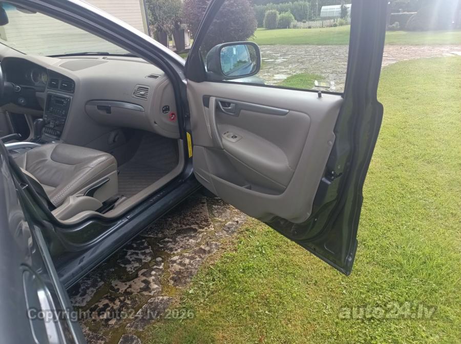 Pelēks Volvo XC70 2006 Pērnava, ar dzinēja tilpumu 2.40 L un nobraukumu 357 tūkst. km par 3100 €, foto 13 vietnē AUTOMOTO.COM.LV