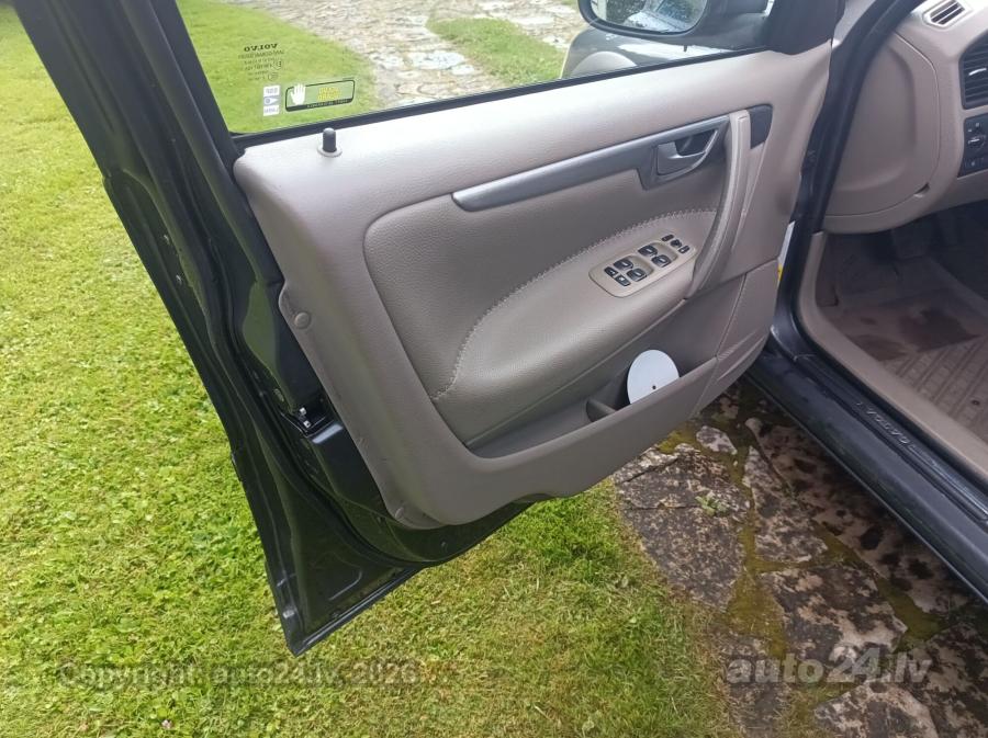 Pelēks Volvo XC70 2006 Pērnava, ar dzinēja tilpumu 2.40 L un nobraukumu 357 tūkst. km par 3100 €, foto 15 vietnē AUTOMOTO.COM.LV