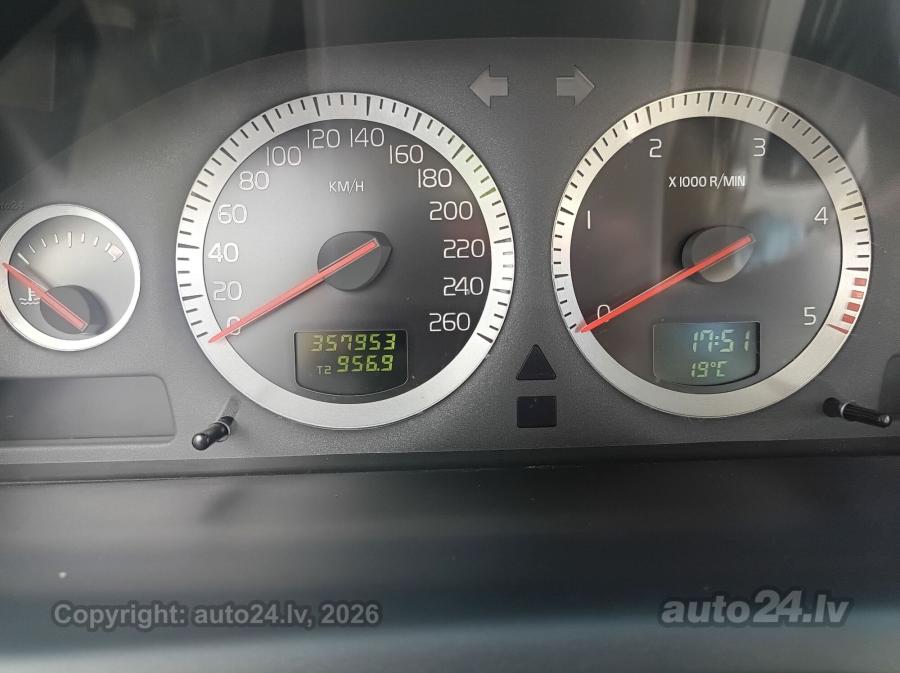 Pelēks Volvo XC70 2006 Pērnava, ar dzinēja tilpumu 2.40 L un nobraukumu 357 tūkst. km par 3100 €, foto 18 vietnē AUTOMOTO.COM.LV