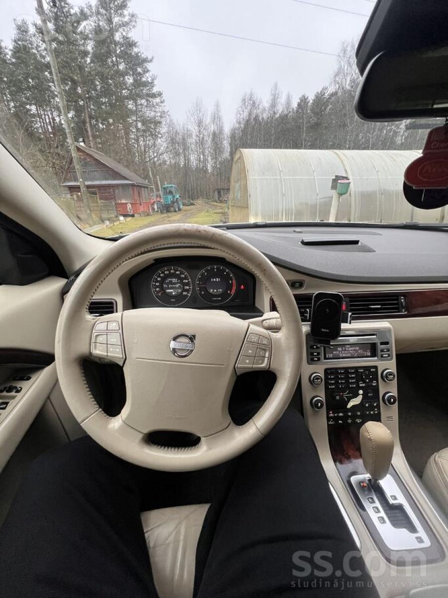 Pelēks Volvo XC70 2007 Daugavpils, ar dzinēja tilpumu 2.40 L un nobraukumu 305 tūkst. km par 4500 €, foto 14 vietnē AUTOMOTO.COM.LV