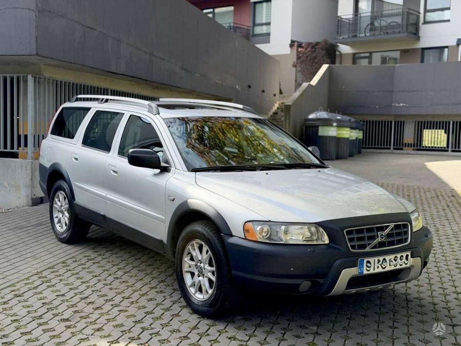 Grey Volvo XC70 2007 in Vilnius, with an engine capacity of 2.40 L and mileage of 286 thousand km for 3500 €, photo 1 on AUTOMOTO.COM.LV