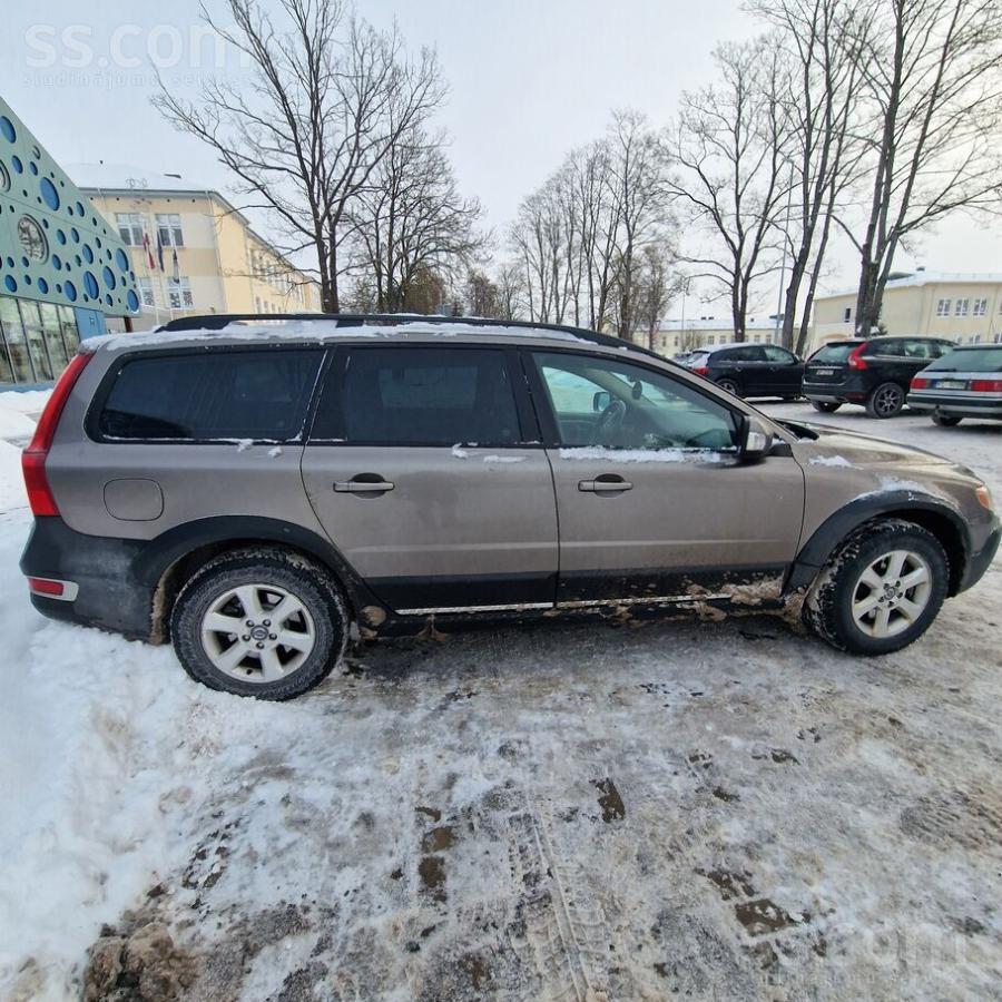 Grey Volvo XC70 2007 in Rezekne, with an engine capacity of 2.40 L and mileage of 318 thousand km for 5200 €, photo 4 on AUTOMOTO.COM.LV
