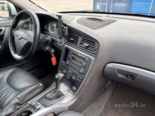 Grey Volvo XC70 2007 in Paide, with an engine capacity of 2.40 L and mileage of 483 thousand km for 3990 €, photo 8 on AUTOMOTO.COM.LV