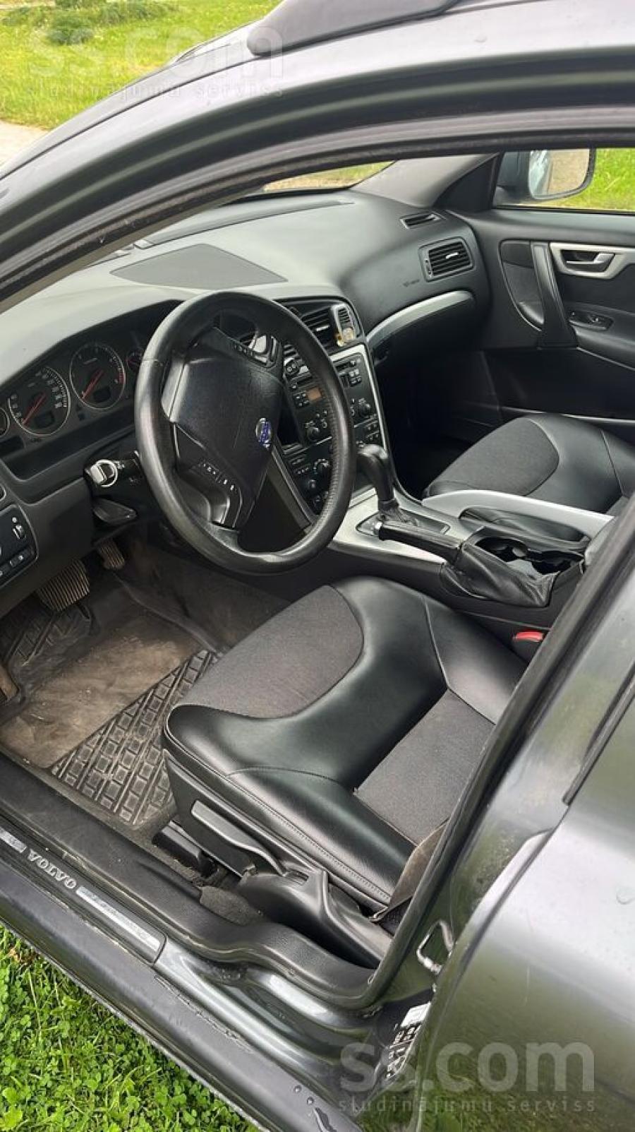 Pelēks Volvo XC70 2007 Ogre, ar dzinēja tilpumu 2.40 L un nobraukumu 402 tūkst. km par 2500 €, foto 4 vietnē AUTOMOTO.COM.LV