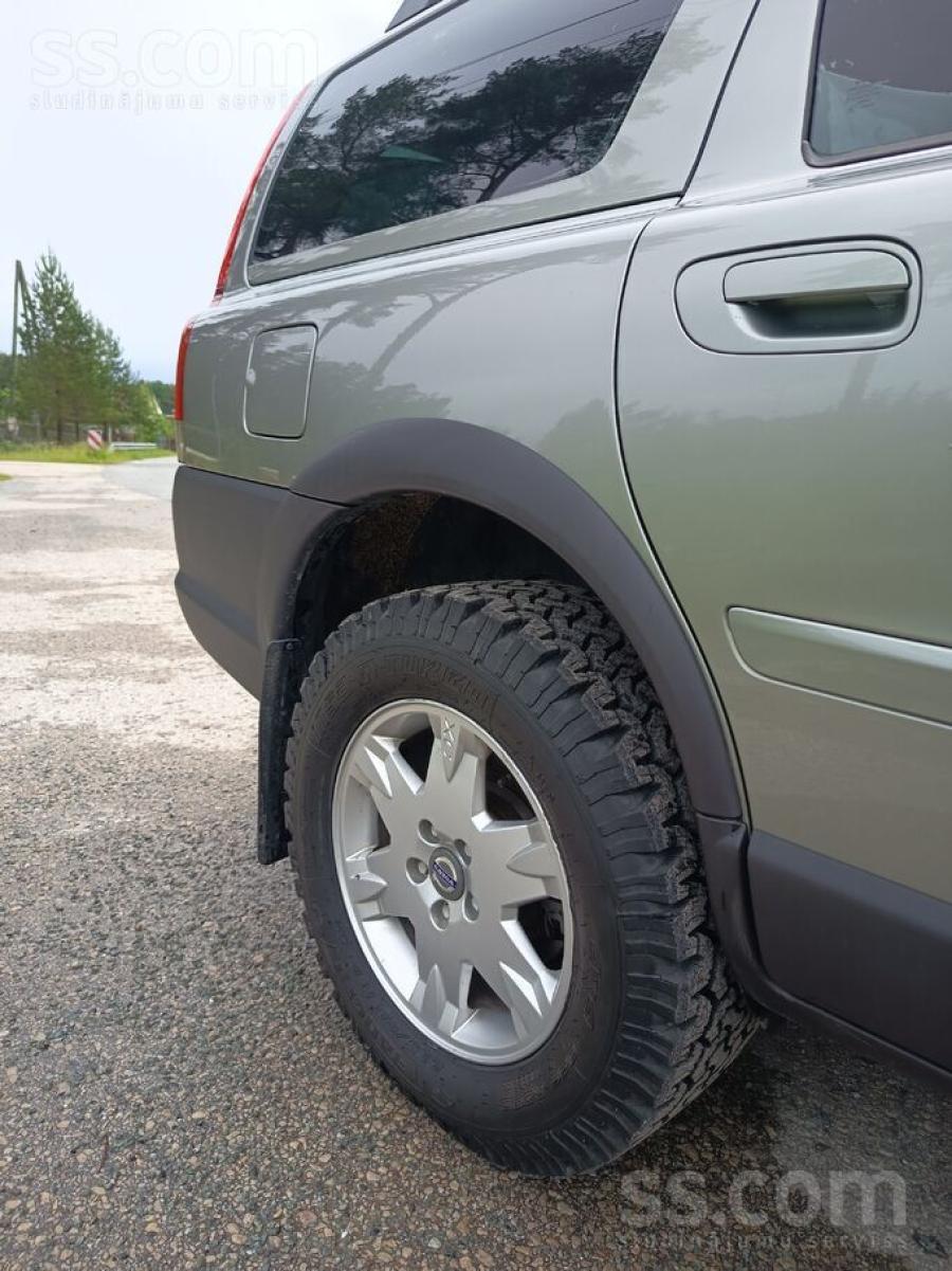 Grey Volvo XC70 2007 in Riga, with an engine capacity of 2.40 L and mileage of 336 thousand km for 5995 €, photo 8 on AUTOMOTO.COM.LV