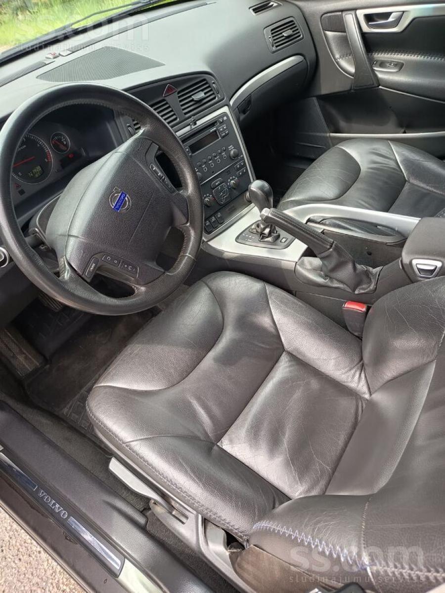Grey Volvo XC70 2007 in Riga, with an engine capacity of 2.40 L and mileage of 336 thousand km for 5995 €, photo 16 on AUTOMOTO.COM.LV