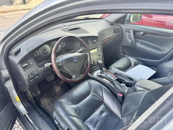 Pelēks Volvo XC70 2007 Rīga, ar dzinēja tilpumu 2.40 L un nobraukumu 477 tūkst. km par 3000 €, foto 3 vietnē AUTOMOTO.COM.LV
