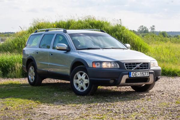 Grey Volvo XC70 2007 in Riga, with an engine capacity of 2.40 L and mileage of 400 thousand km for 5295 €, photo 1 on AUTOMOTO.COM.LV