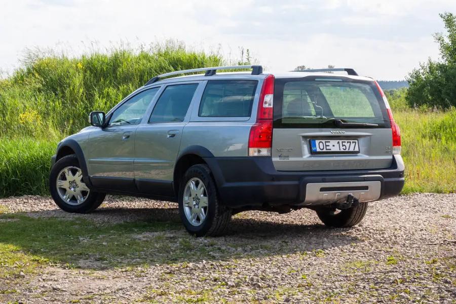 Grey Volvo XC70 2007 in Riga, with an engine capacity of 2.40 L and mileage of 400 thousand km for 5295 €, photo 3 on AUTOMOTO.COM.LV