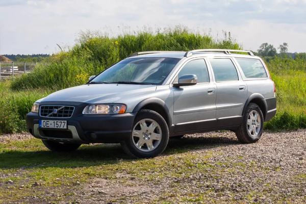 Grey Volvo XC70 2007 in Riga, with an engine capacity of 2.40 L and mileage of 400 thousand km for 5295 €, photo 3 on AUTOMOTO.COM.LV