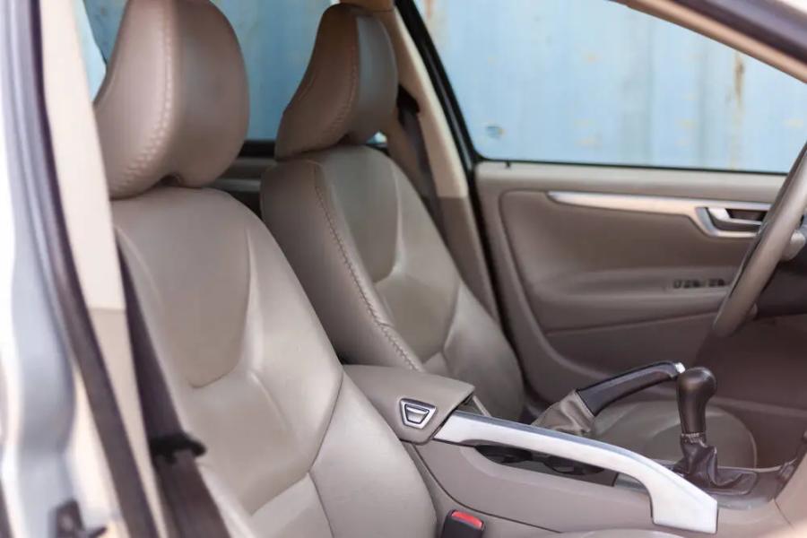 Grey Volvo XC70 2007 in Riga, with an engine capacity of 2.40 L and mileage of 400 thousand km for 5295 €, photo 15 on AUTOMOTO.COM.LV