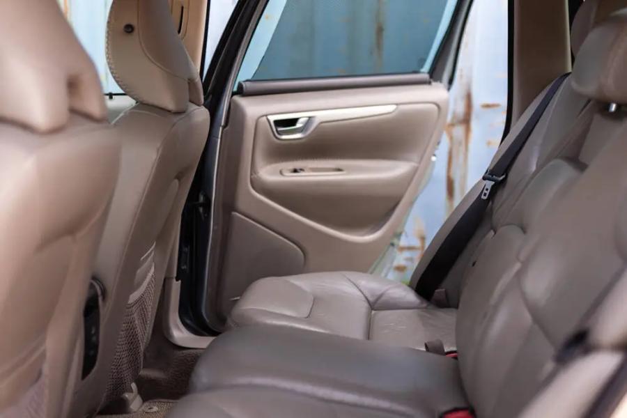 Grey Volvo XC70 2007 in Riga, with an engine capacity of 2.40 L and mileage of 400 thousand km for 5295 €, photo 19 on AUTOMOTO.COM.LV