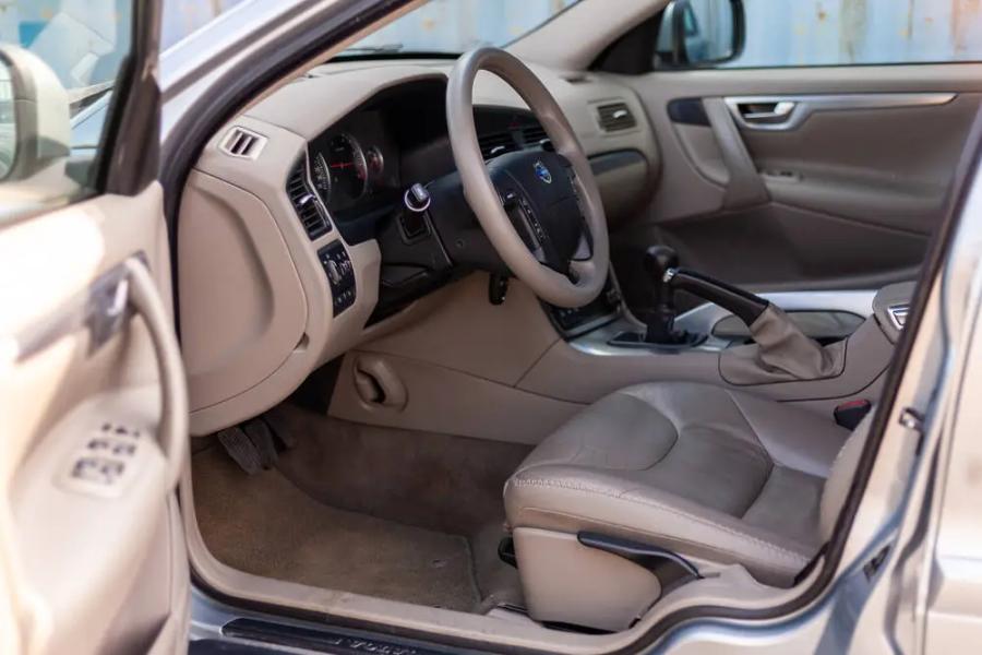 Grey Volvo XC70 2007 in Riga, with an engine capacity of 2.40 L and mileage of 400 thousand km for 5295 €, photo 22 on AUTOMOTO.COM.LV