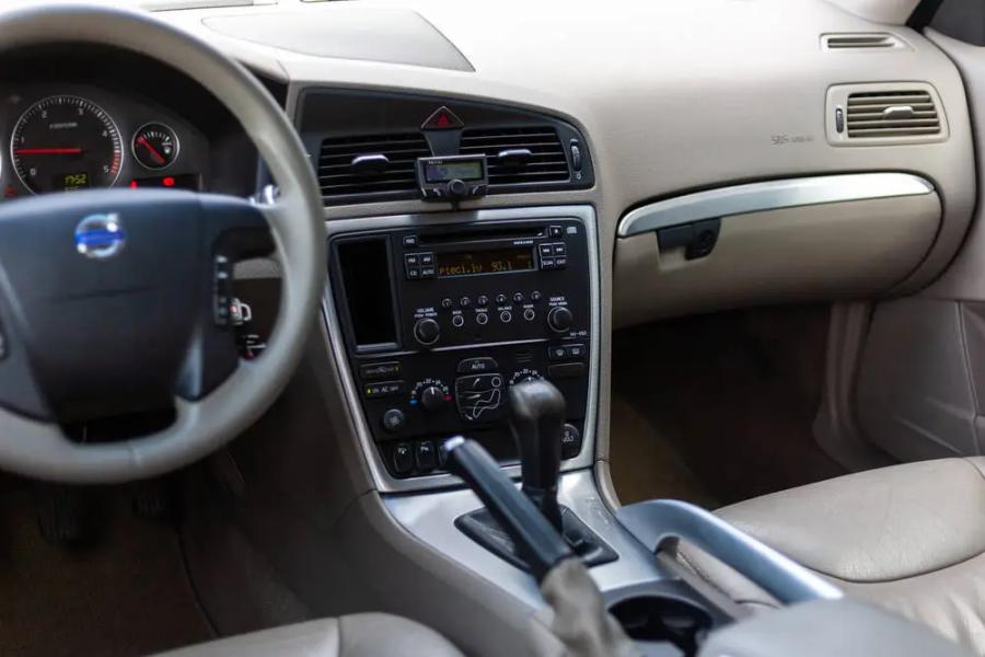 Grey Volvo XC70 2007 in Riga, with an engine capacity of 2.40 L and mileage of 400 thousand km for 5295 €, photo 26 on AUTOMOTO.COM.LV