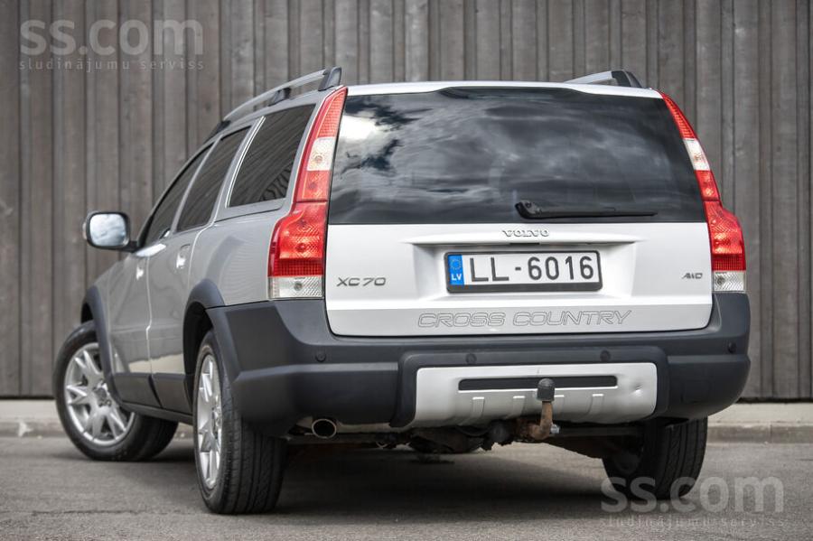 Grey Volvo XC70 2007 in Tukums, with an engine capacity of 2.40 L and mileage of 347 thousand km for 4770 €, photo 8 on AUTOMOTO.COM.LV