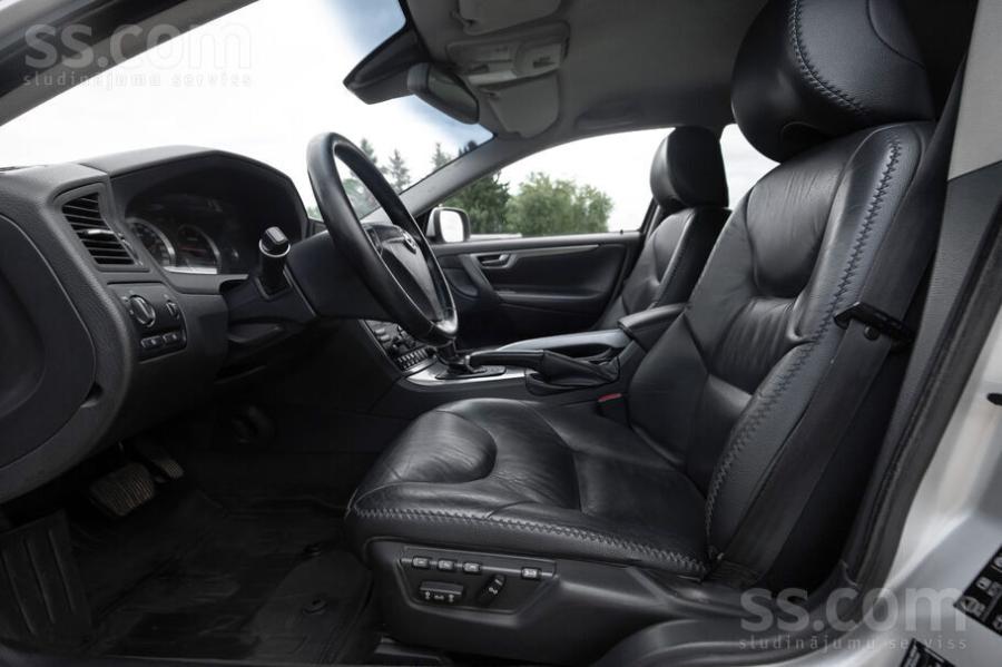 Grey Volvo XC70 2007 in Tukums, with an engine capacity of 2.40 L and mileage of 347 thousand km for 4770 €, photo 11 on AUTOMOTO.COM.LV