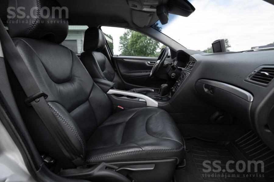 Grey Volvo XC70 2007 in Tukums, with an engine capacity of 2.40 L and mileage of 347 thousand km for 4770 €, photo 13 on AUTOMOTO.COM.LV