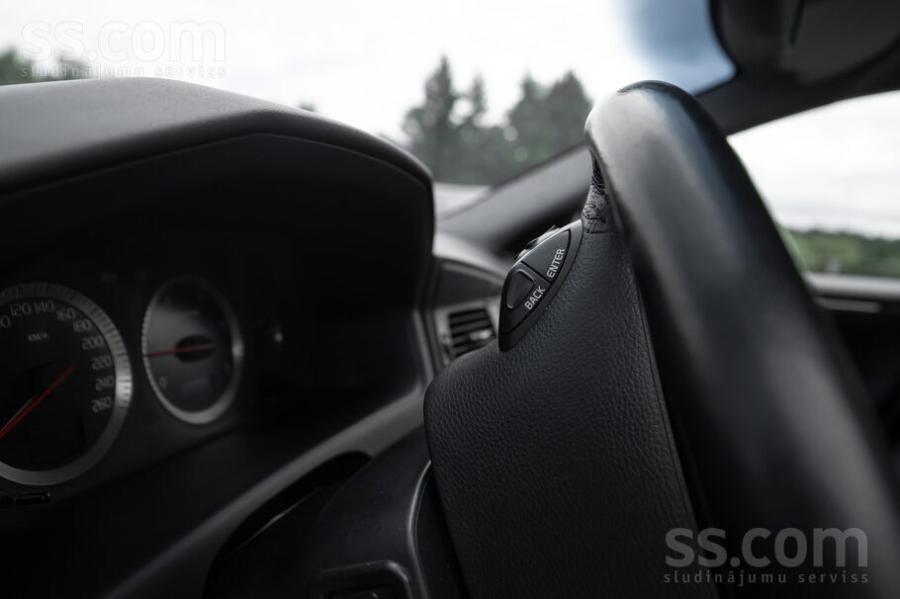 Grey Volvo XC70 2007 in Tukums, with an engine capacity of 2.40 L and mileage of 347 thousand km for 4770 €, photo 22 on AUTOMOTO.COM.LV