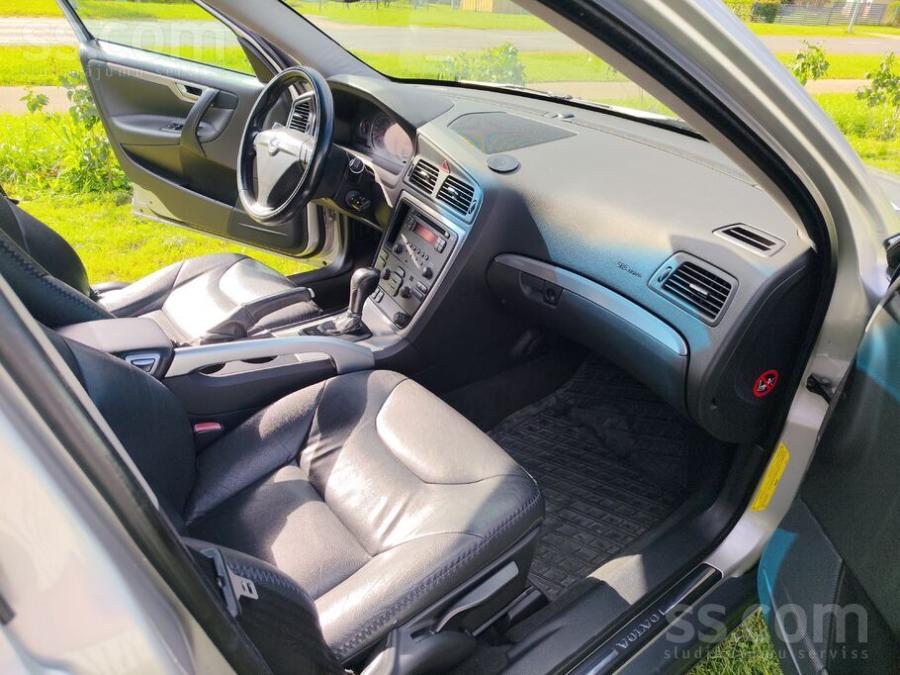 Grey Volvo XC70 2007 in Riga, with an engine capacity of 2.40 L and mileage of 372 thousand km for 3600 €, photo 8 on AUTOMOTO.COM.LV