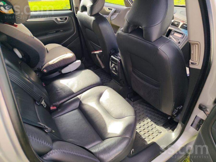 Grey Volvo XC70 2007 in Riga, with an engine capacity of 2.40 L and mileage of 372 thousand km for 3600 €, photo 11 on AUTOMOTO.COM.LV