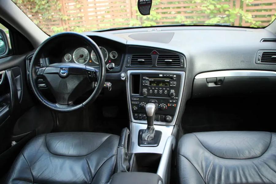 Pelēks Volvo XC70 2007 Mārupe, ar dzinēja tilpumu 2.40 L un nobraukumu 363 tūkst. km par 4950 €, foto 13 vietnē AUTOMOTO.COM.LV