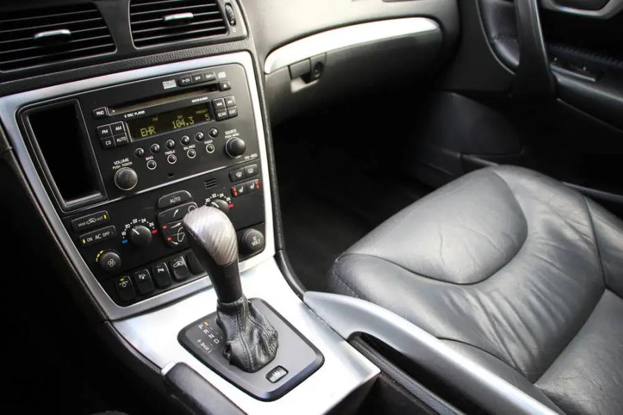 Pelēks Volvo XC70 2007 Mārupe, ar dzinēja tilpumu 2.40 L un nobraukumu 363 tūkst. km par 4950 €, foto 14 vietnē AUTOMOTO.COM.LV