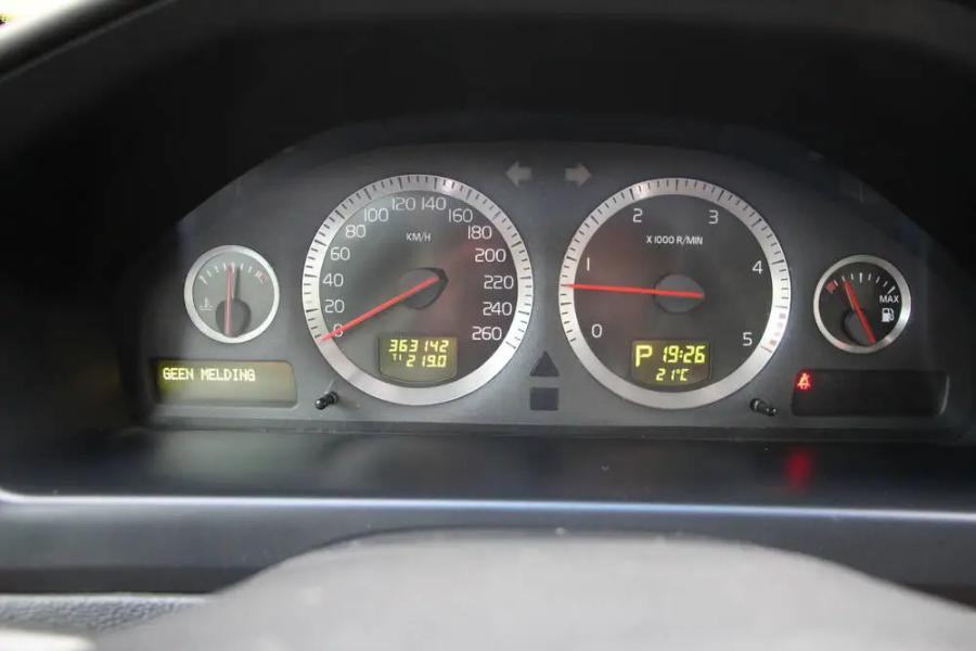 Pelēks Volvo XC70 2007 Mārupe, ar dzinēja tilpumu 2.40 L un nobraukumu 363 tūkst. km par 4950 €, foto 17 vietnē AUTOMOTO.COM.LV