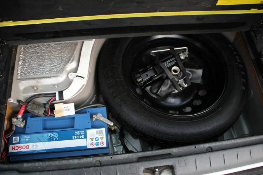 Pelēks Volvo XC70 2007 Mārupe, ar dzinēja tilpumu 2.40 L un nobraukumu 363 tūkst. km par 4950 €, foto 18 vietnē AUTOMOTO.COM.LV