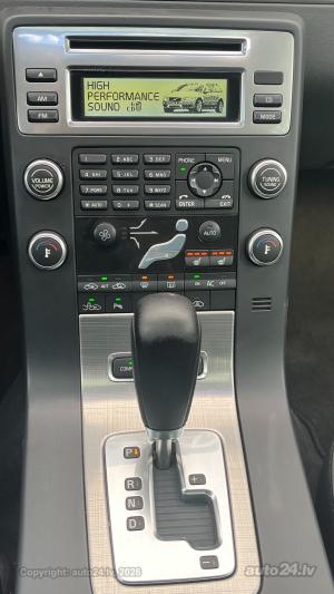 Pelēks Volvo XC70 2007 Pērnava, ar dzinēja tilpumu 2.40 L un nobraukumu 377 tūkst. km par 5800 €, foto 16 vietnē AUTOMOTO.COM.LV
