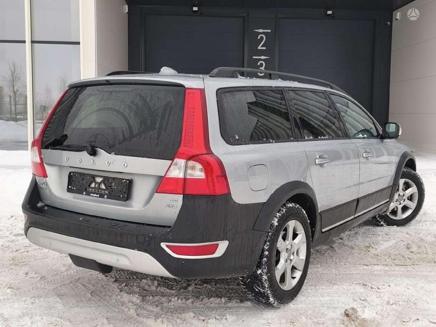 Grey Volvo XC70 2008 in Vilnius, with an engine capacity of 2.40 L and mileage of 266 thousand km for 8000 €, photo 23 on AUTOMOTO.COM.LV