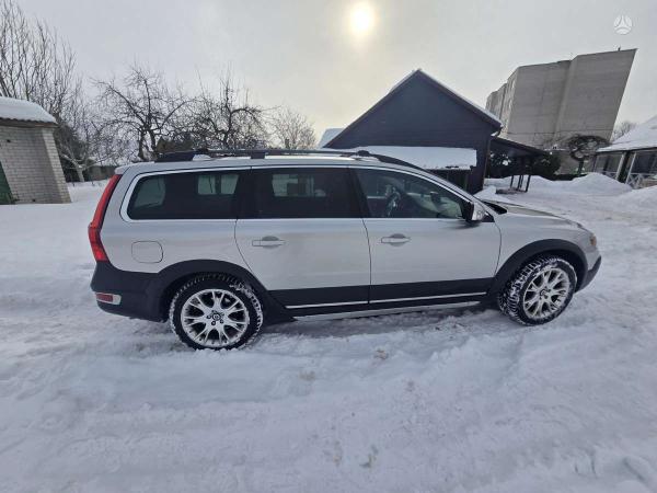 Grey Volvo XC70 2008 in Skuodas, with an engine capacity of 2.40 L and mileage of 381 thousand km for 5500 €, photo 4 on AUTOMOTO.COM.LV