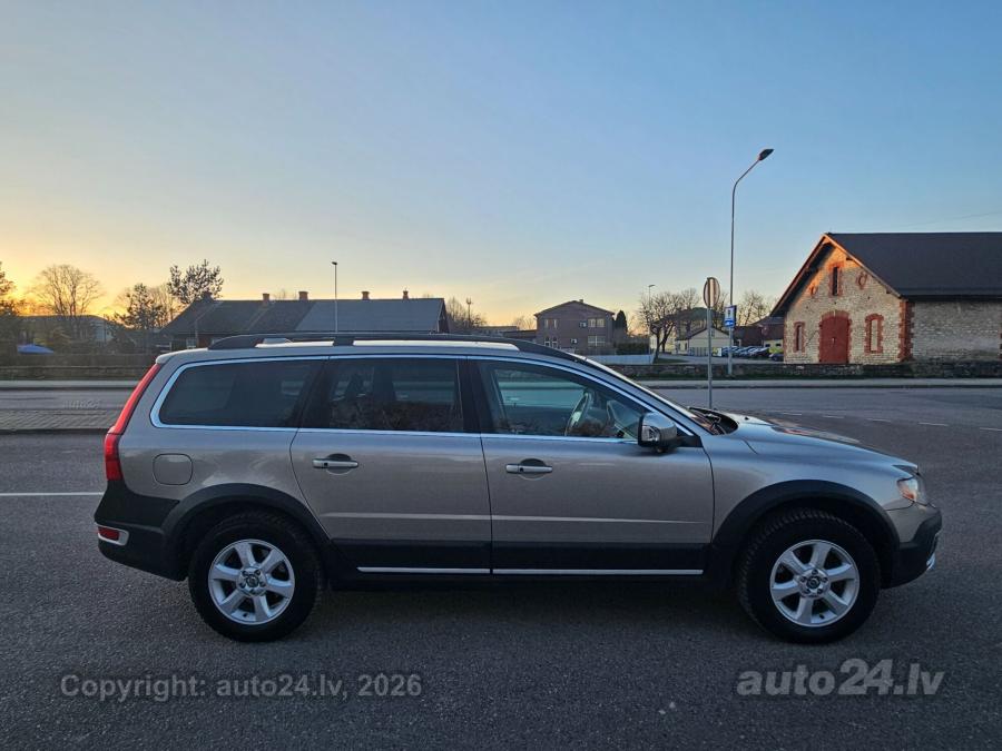 Grey Volvo XC70 2008 in Paide, with an engine capacity of 2.40 L and mileage of 355 thousand km for 6850 €, photo 7 on AUTOMOTO.COM.LV