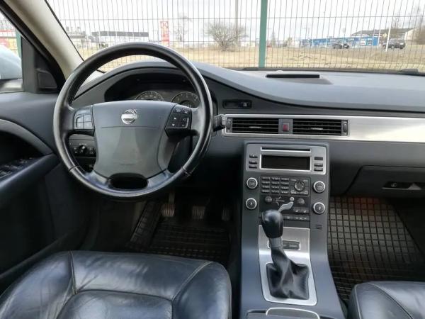 Grey Volvo XC70 2008 in Saldus, with an engine capacity of 2.40 L and mileage of 318 thousand km for 6800 €, photo 9 on AUTOMOTO.COM.LV