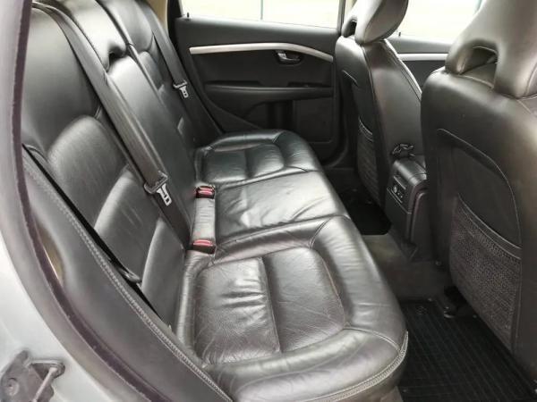Grey Volvo XC70 2008 in Saldus, with an engine capacity of 2.40 L and mileage of 318 thousand km for 6800 €, photo 10 on AUTOMOTO.COM.LV