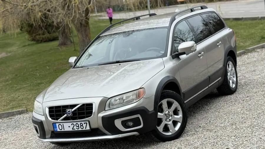 Grey Volvo XC70 2008 in Jurmala, with an engine capacity of 2.40 L and mileage of 390 thousand km for 4300 €, photo 1 on AUTOMOTO.COM.LV