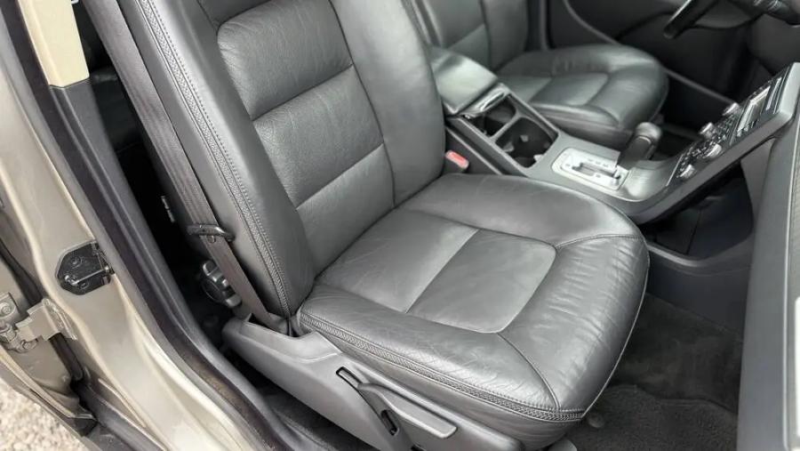 Grey Volvo XC70 2008 in Jurmala, with an engine capacity of 2.40 L and mileage of 390 thousand km for 4300 €, photo 20 on AUTOMOTO.COM.LV