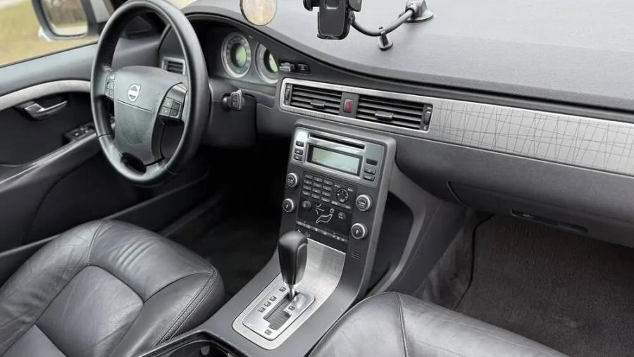 Grey Volvo XC70 2008 in Jurmala, with an engine capacity of 2.40 L and mileage of 390 thousand km for 4300 €, photo 21 on AUTOMOTO.COM.LV