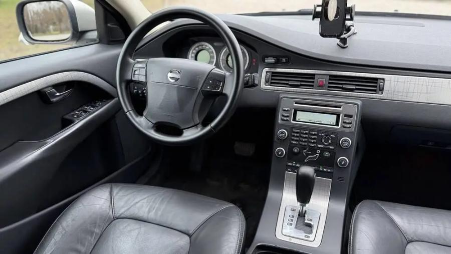 Grey Volvo XC70 2008 in Jurmala, with an engine capacity of 2.40 L and mileage of 390 thousand km for 4300 €, photo 24 on AUTOMOTO.COM.LV