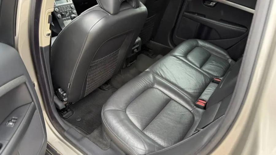 Grey Volvo XC70 2008 in Jurmala, with an engine capacity of 2.40 L and mileage of 390 thousand km for 4300 €, photo 28 on AUTOMOTO.COM.LV