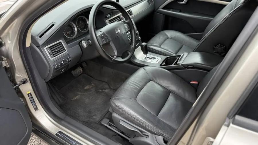 Grey Volvo XC70 2008 in Jurmala, with an engine capacity of 2.40 L and mileage of 390 thousand km for 4300 €, photo 29 on AUTOMOTO.COM.LV