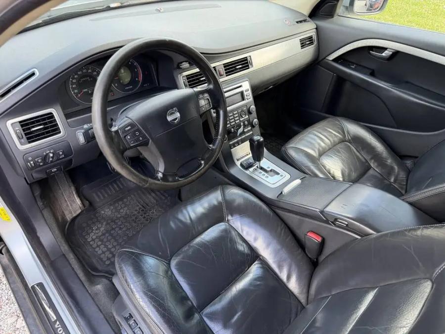 Grey Volvo XC70 2008 in Ventspils, with an engine capacity of 2.40 L and mileage of 369 thousand km for 4300 €, photo 12 on AUTOMOTO.COM.LV