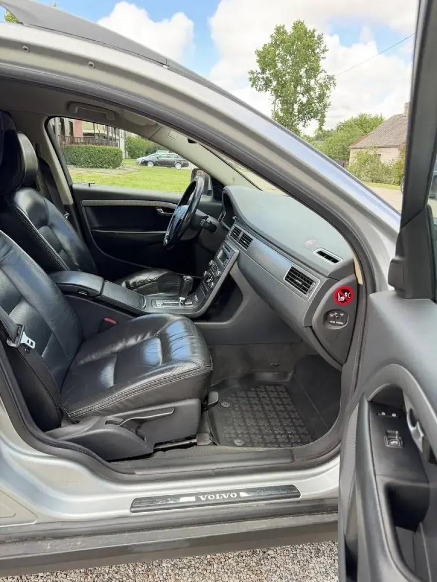 Grey Volvo XC70 2008 in Ventspils, with an engine capacity of 2.40 L and mileage of 369 thousand km for 4300 €, photo 13 on AUTOMOTO.COM.LV