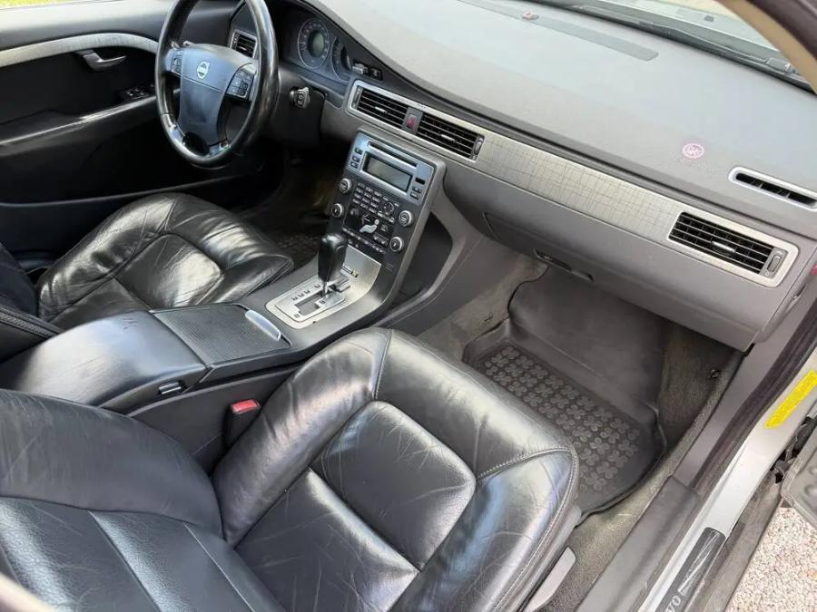 Grey Volvo XC70 2008 in Ventspils, with an engine capacity of 2.40 L and mileage of 369 thousand km for 4300 €, photo 14 on AUTOMOTO.COM.LV
