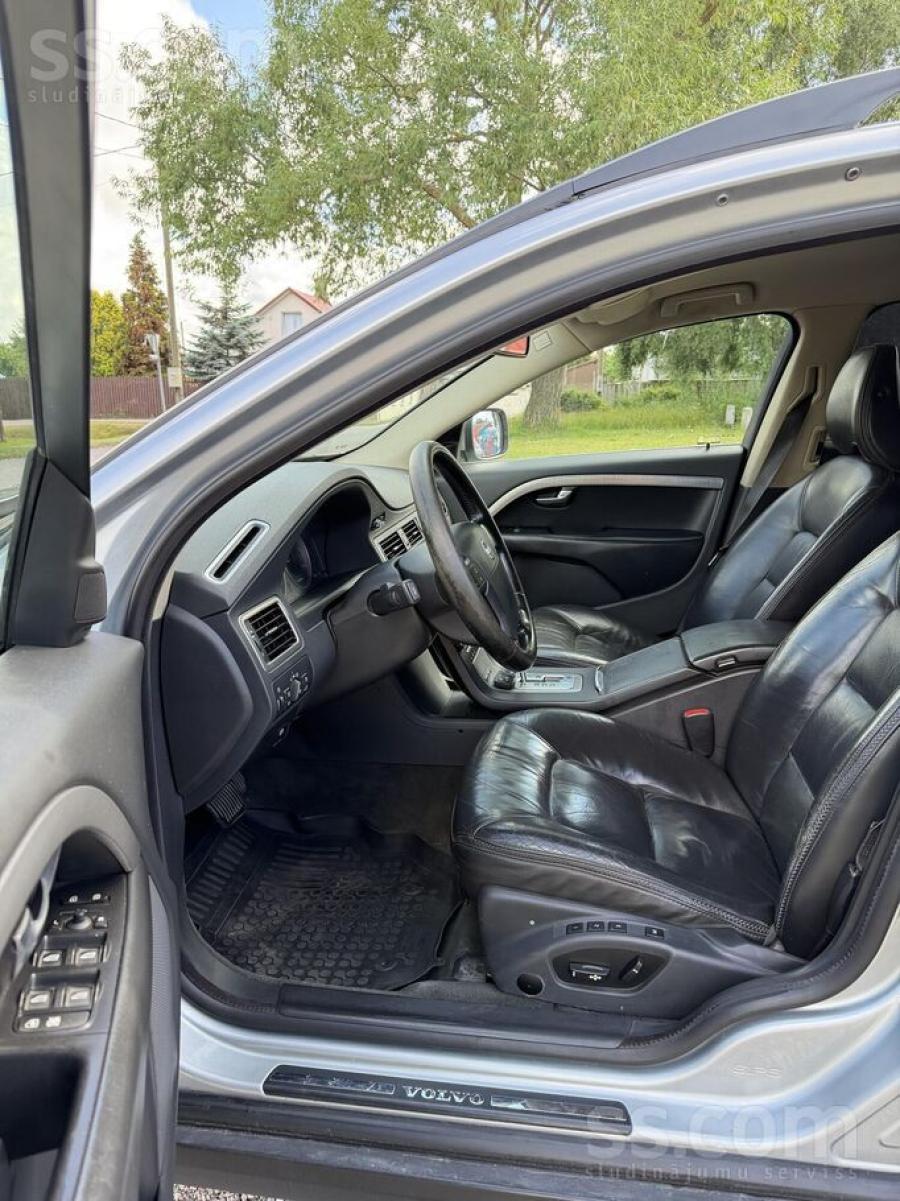 Grey Volvo XC70 2008 in Ventspils, with an engine capacity of 2.40 L and mileage of 369 thousand km for 4300 €, photo 10 on AUTOMOTO.COM.LV