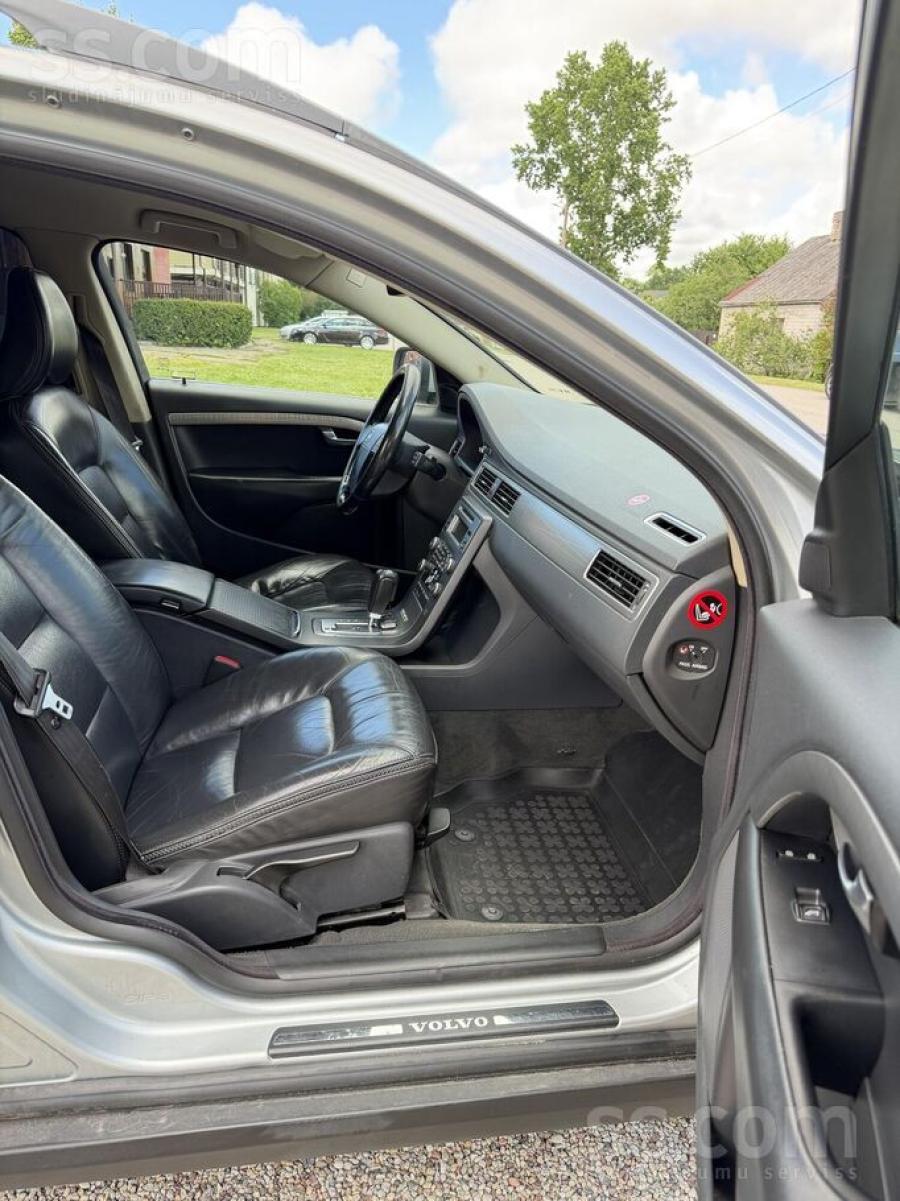 Grey Volvo XC70 2008 in Ventspils, with an engine capacity of 2.40 L and mileage of 369 thousand km for 4300 €, photo 13 on AUTOMOTO.COM.LV
